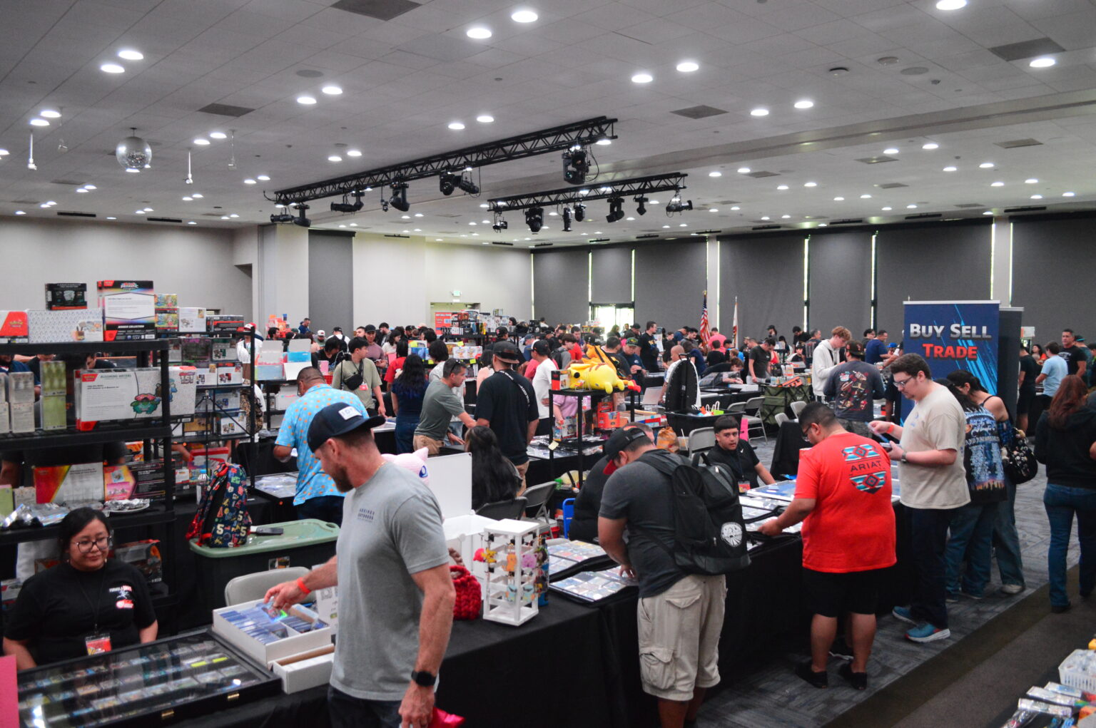 Dedicated collectors turnout for the CVC card show | Clovis Roundup
